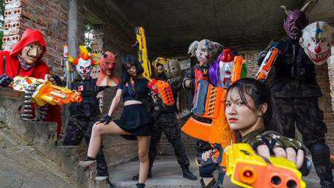 CS真人扮演:小姐姐们击倒面具人坏蛋!