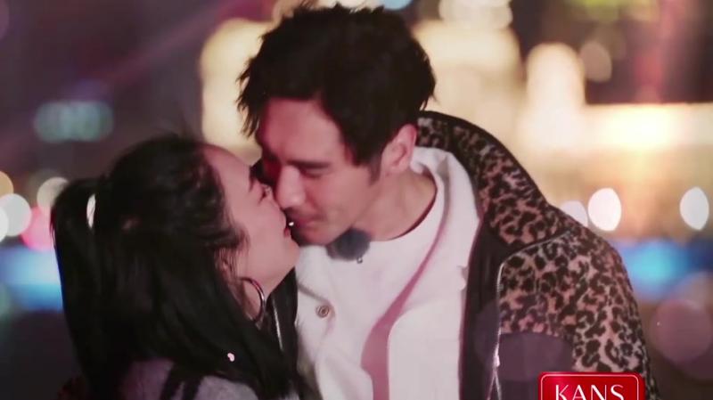 张伦硕一家甜蜜漫步,夫妻俩同吃一个棒棒糖,好幸福啊!
