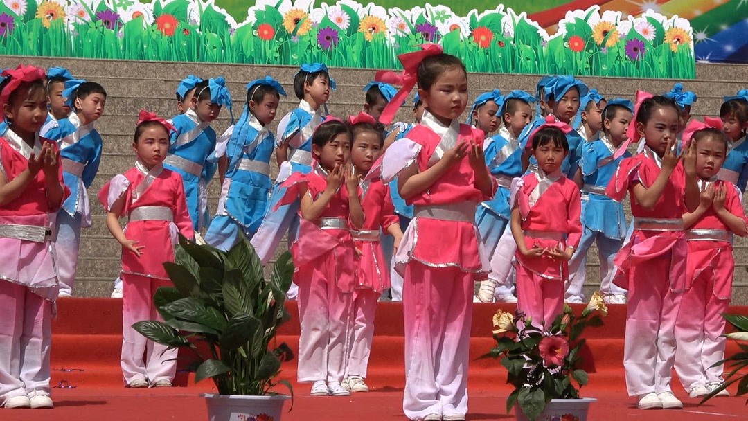 一年级小学生舞蹈《游子吟》,手势表演配上朗诵,跳出了阳光快乐