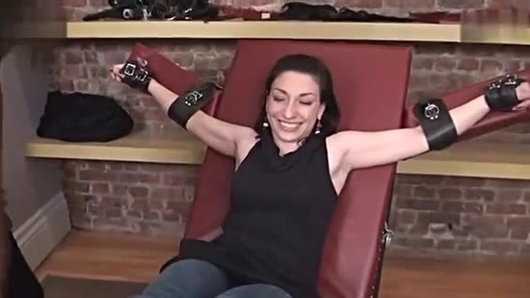 把美女绑住挠痒痒 妹纸的脑袋肯定被门夹过