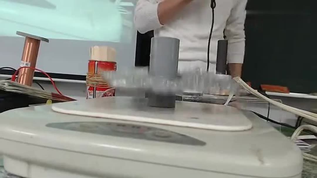 物理老师演示电磁炉原理,太神奇了!