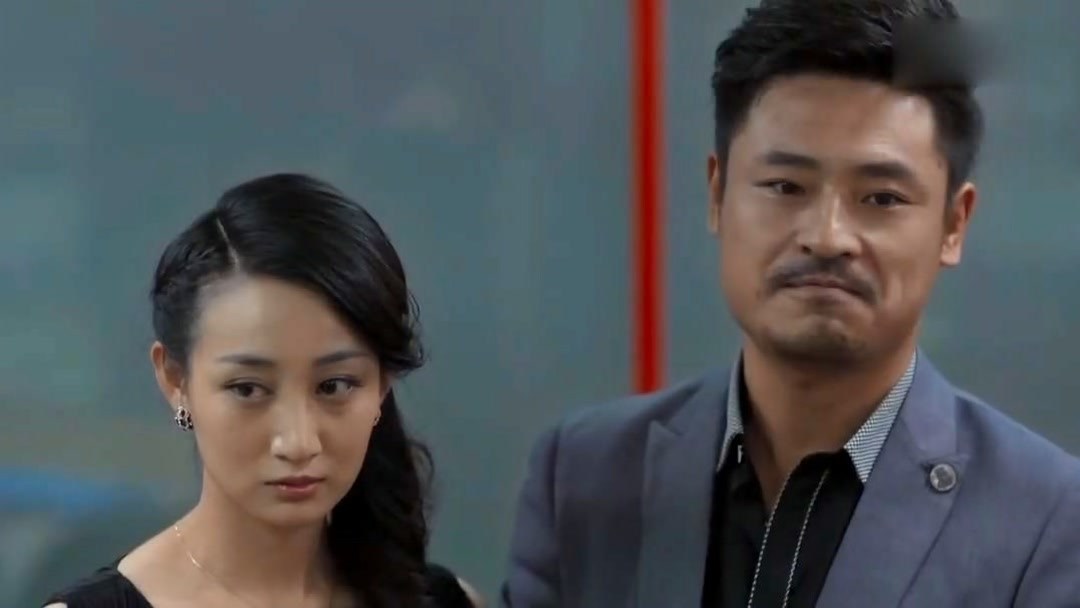 老总刚把女秘书吃到嘴,才知道女秘书跟经理是夫妻,办公室多尴尬