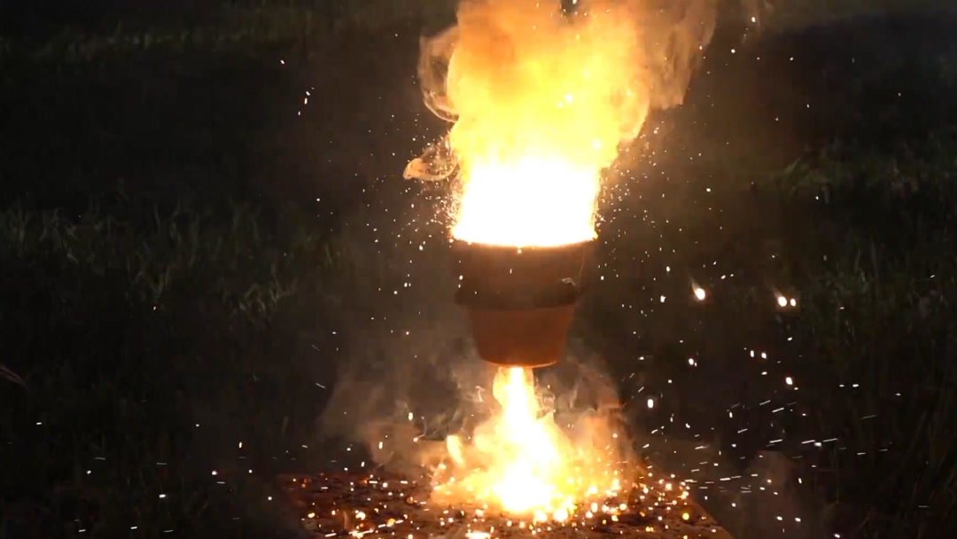 钕磁铁遇上1000℃铁水,你猜会发生什么?这场面难得一见!