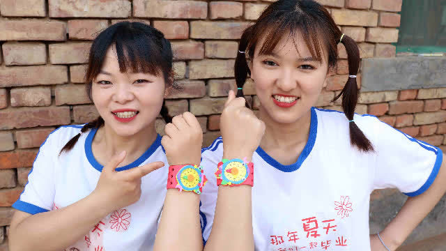 妈妈给欢欢和小晴买了DIY手表,可以自己动手做手表
