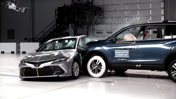 丰田凯美瑞碰撞安全测试大全!竟然还真实模拟侧面被车撞