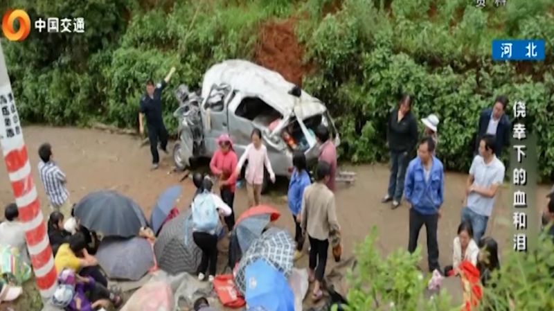 司机严重超载拉人,一场惨绝人寰的事故发生,10人当场死亡!