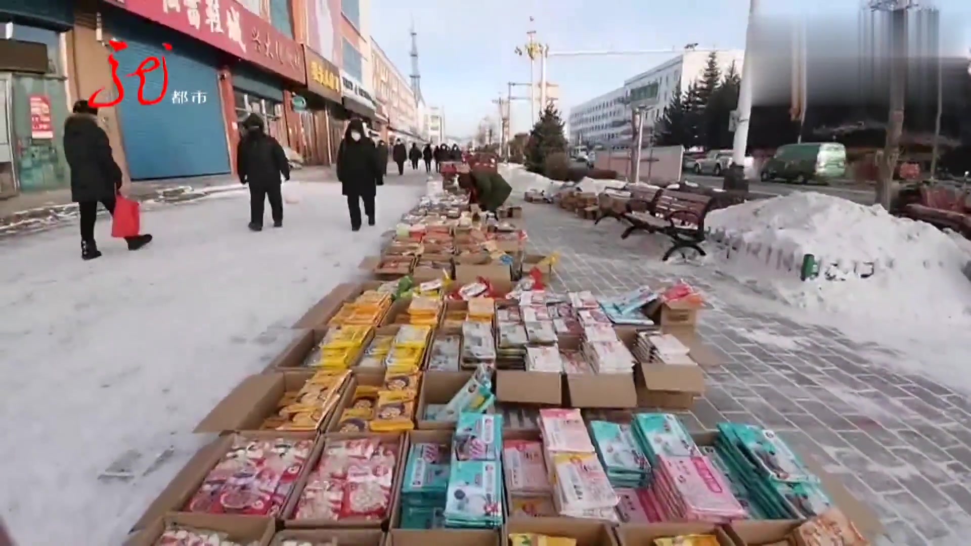 「最美龙江飘雪时」农贸市场真热闹商家用木工大锯切大鱼