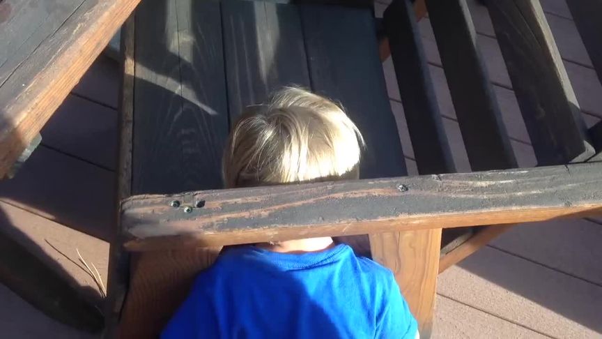 熊孩子头被卡在椅子里,遇事不要慌,拍个照先