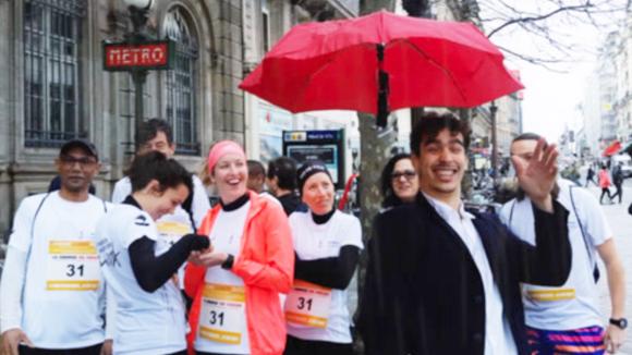 牛人发明“悬浮”雨伞,自动跟随主人走,完全解放双手