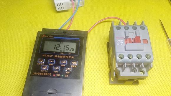 时控开关控制交流接触器怎么接线?初学电工还不会,老电工教给你