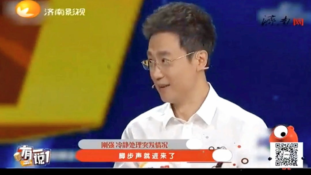 新闻联播主持需要联合工作,经常面对紧急稿件,一字不漏的播报