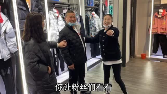 娇娇带爸爸买新衣服,上身后女婿直夸太帅,丈母娘瞬间有危机感了