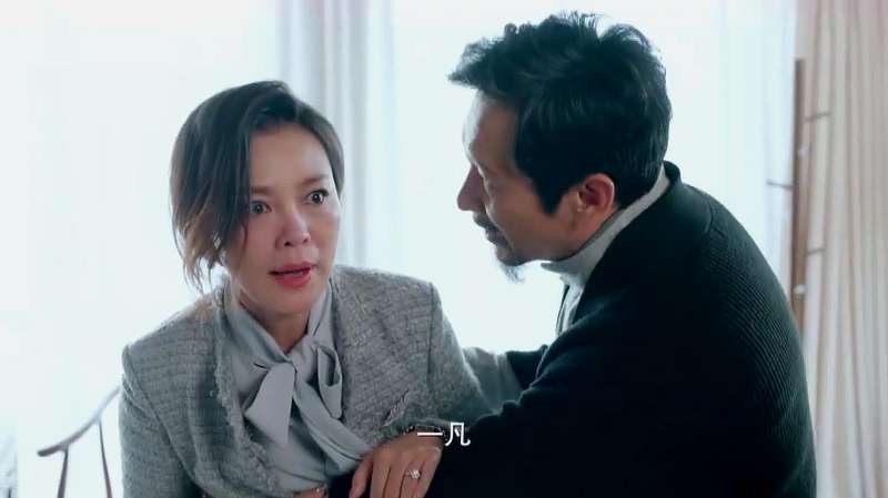 大妈突然发疯,说要去医院看儿子,看到美女后还拿东西砸人