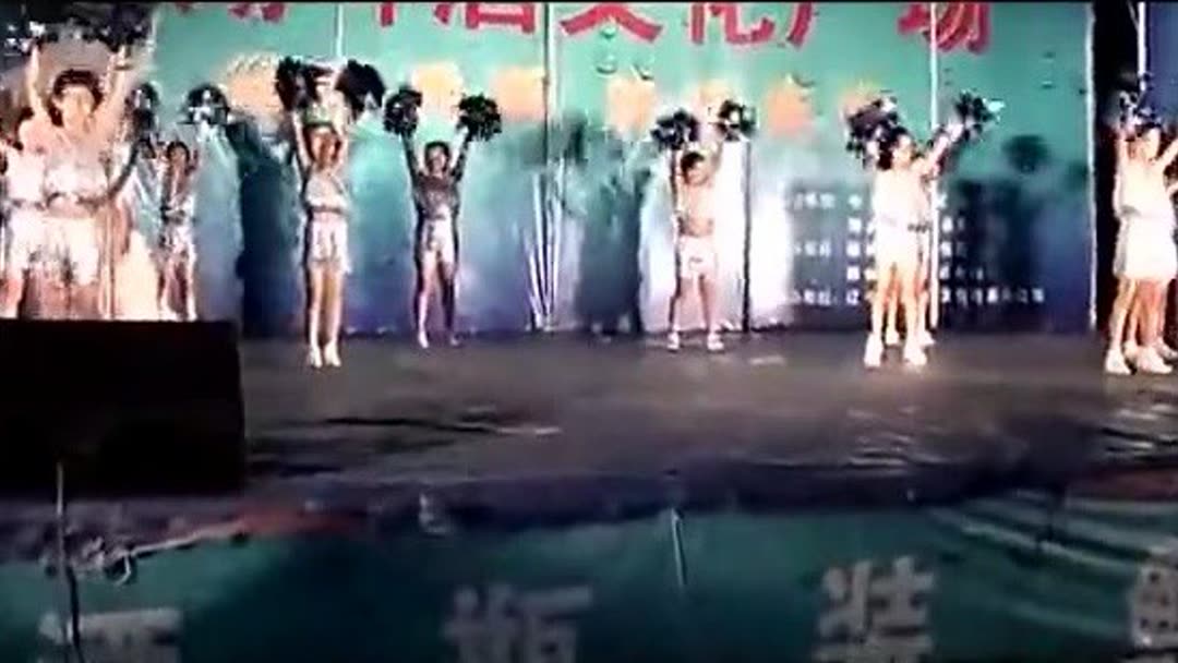 啦啦操自编舞蹈视频 好看的小学生啦啦操表演