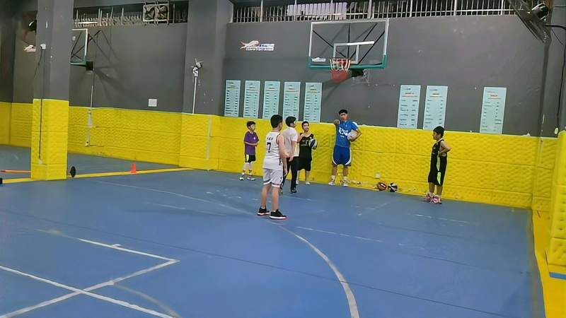 8-10岁小朋友班级进行定点投篮训练,这么严的教练你们喜欢吗