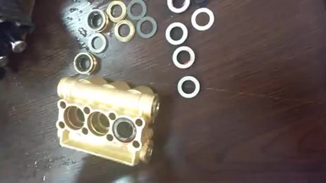 泵头进水时更换密封圈的维修视频",