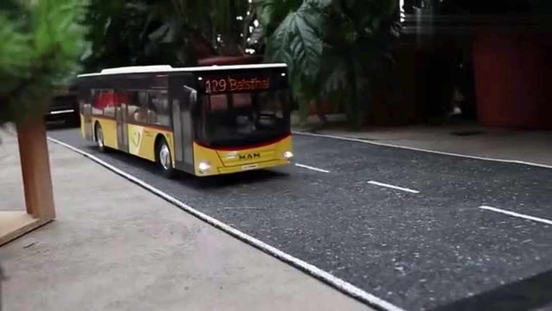公交车模型,细节做的到位,车门能开,里面还有乘客!