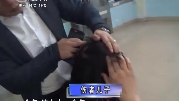 大风掀起工地挡板 路人头部被砸伤