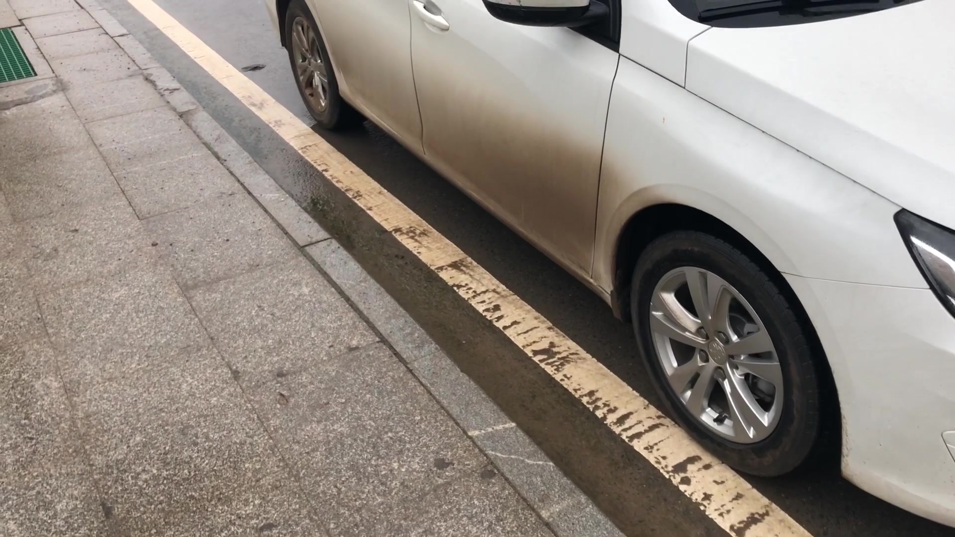 靠边停车如何打方向?距离比较近,又不碰到马路牙子
