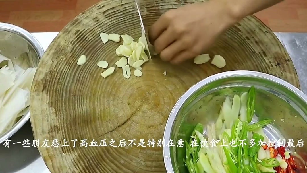 医生警示:这3种食物,是高血压的“加压器”