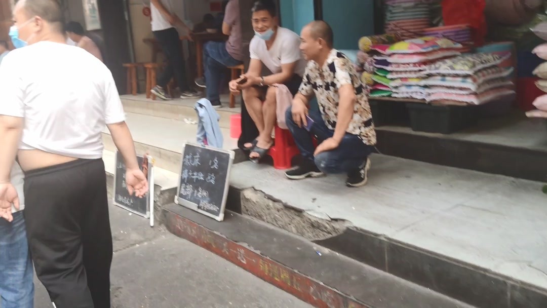 走进广州湖北村康乐村,整条街都是招工的,老板排队等员工挑选