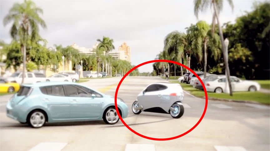 撞不倒的电动车,就像不倒翁一样,还能用手机控制启动