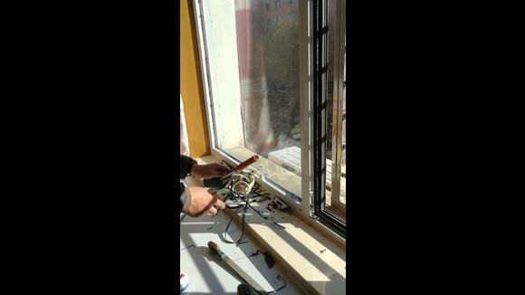 冬季窗户漏风,更换胶条作业。