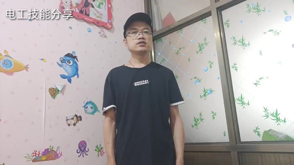 老电工用的螺丝刀,使用前首先会先缠几圈胶布