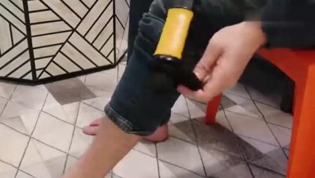 国外牛人为残疾人发明的穿袜子脱袜子工具,腿脚不方便也能自理!