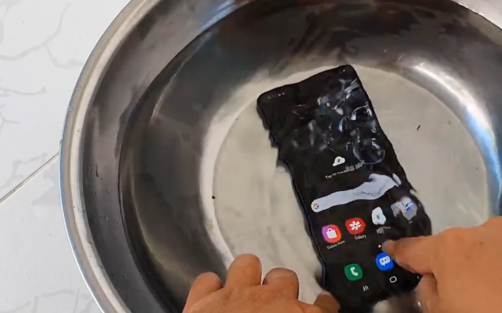 三星S20防水效果测试,售价大几千的手机防水性过关吗?