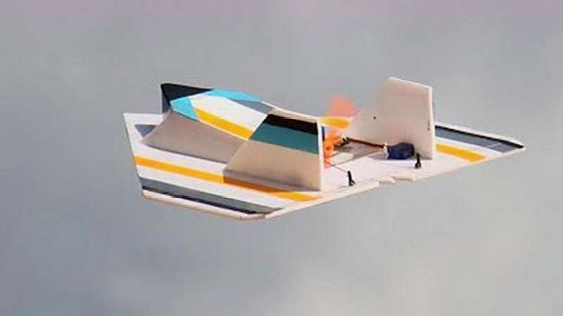 纸板制作的飞机模型能飞吗?国外小伙现场制作,结局让人惊艳!