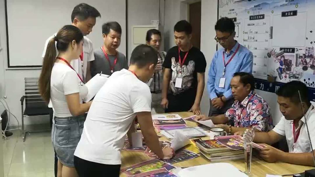 华亦彩公司在会议室集体讨论花灯设计方案