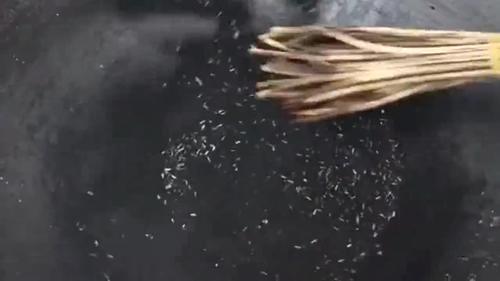 农村老一辈的人都喜欢吃的炒米,这东西现在很少见了,是个传统美食!