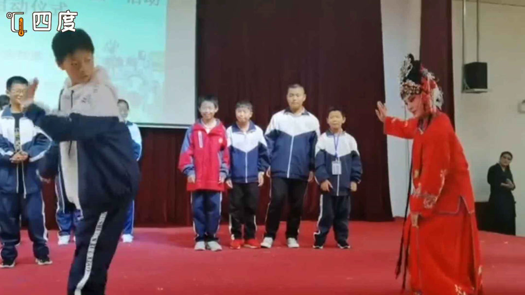男生模仿戏曲演员与她“飙舞”完全不输对方 下台时还不忘加戏