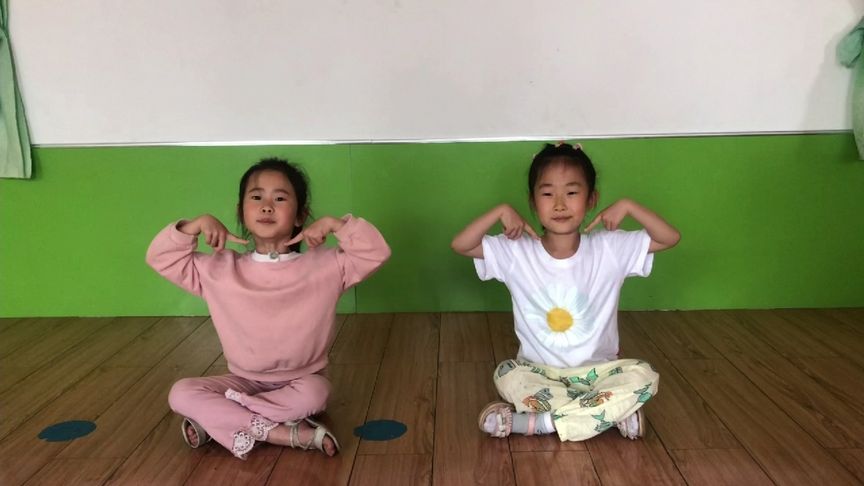 雨诺和颜颜在幼儿园里一起跳舞蹈《不倒翁》,看看谁更出彩?