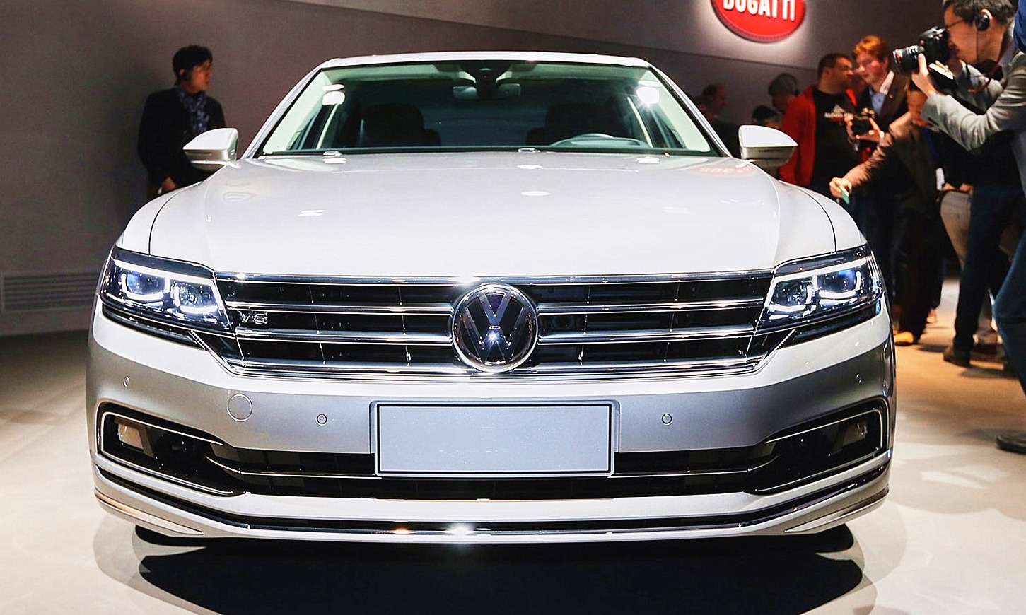 大众打出“降价牌”!降幅达22万,比宝马7系还帅,开出去倍有面