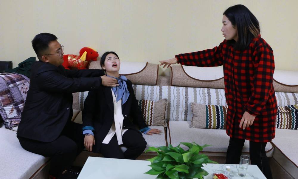 新婚夜儿媳来例假,婆婆冒雨买卫生巾,忘带伞返回才知儿子是畜生