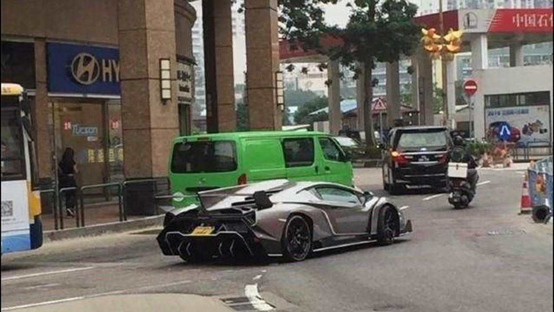 5500万的兰博基尼去加油,引来围观,全世界只有三台