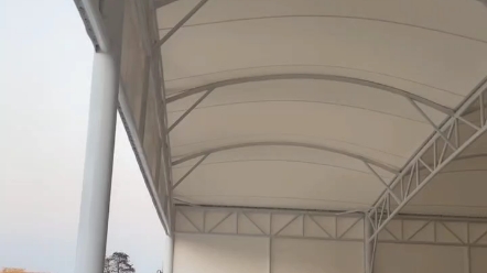大跨度膜结构拱形棚膜布安装完成 立柱喷漆中。