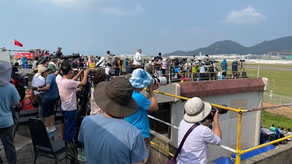 珠海航展今日开幕,飞行表演正式开始,“长枪短炮”云集