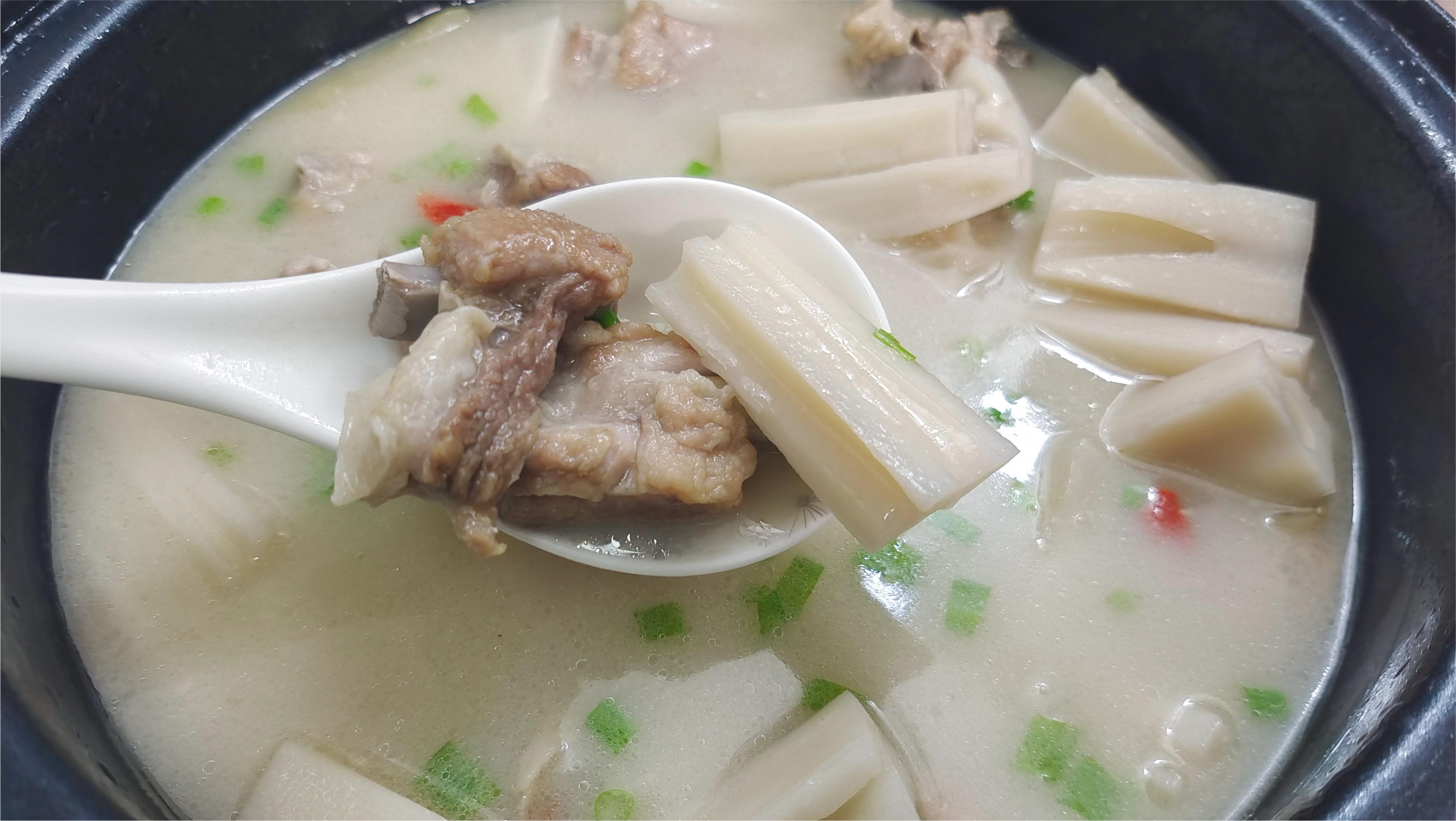 炖排骨莲藕汤,最忌直接下锅!诀窍告诉你,汤浓肉香莲藕软糯不黑