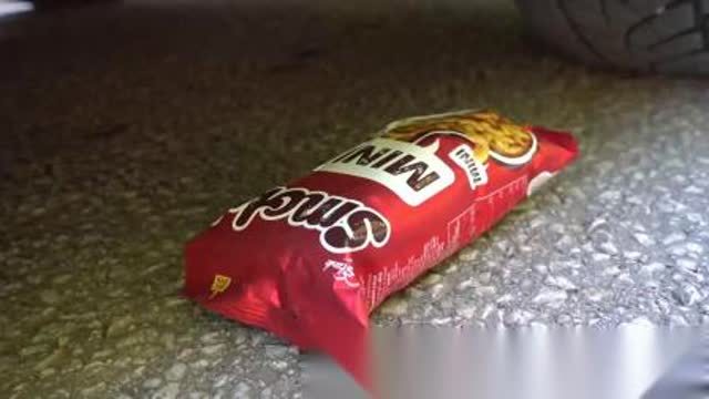 减压实验:牛人把玩具、棉花糖、纸盒放在车轮下,好减压,勿模仿