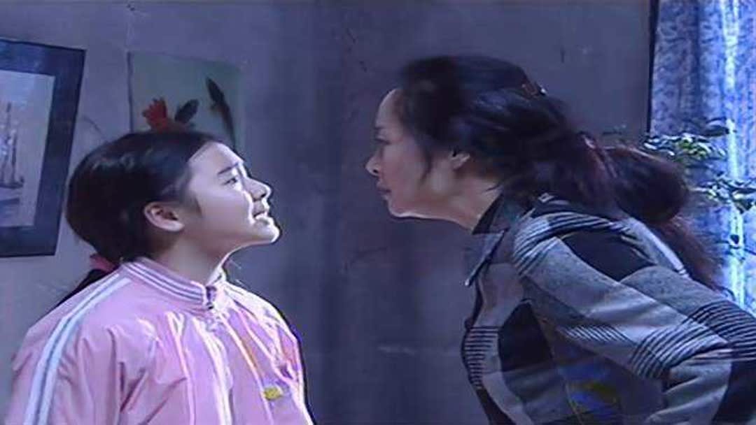 慈母:母亲教育女儿反被怼,气的拿起剪刀,将女儿头发乱剪一通