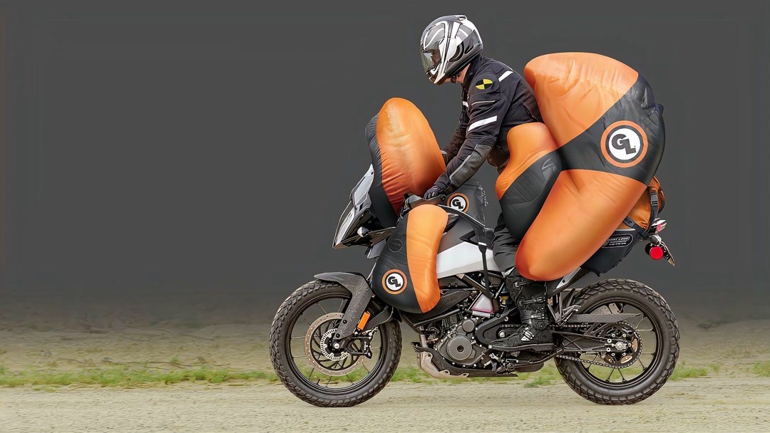 摩托车出安全气囊了,撞车时360°全方位保护,网友:头盔还要带吗