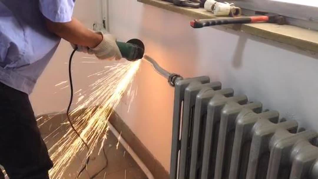 拆除老旧暖气管道,看看师傅用的什么奇葩招,请勿模仿