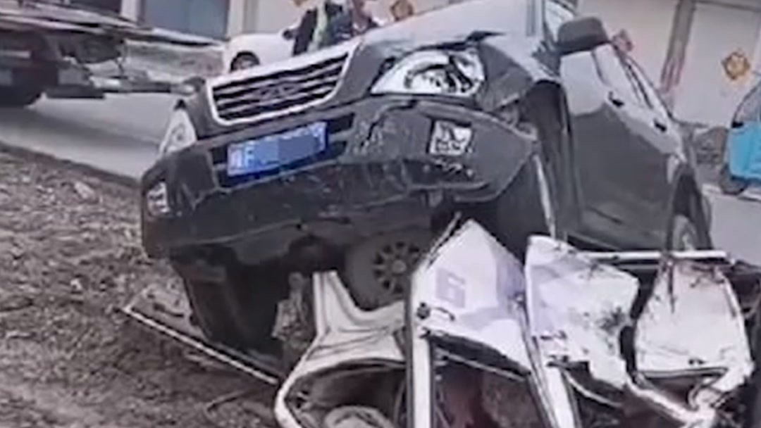 男子撞车后竟用石头猛砸对方司机致其死亡,警方:已控制