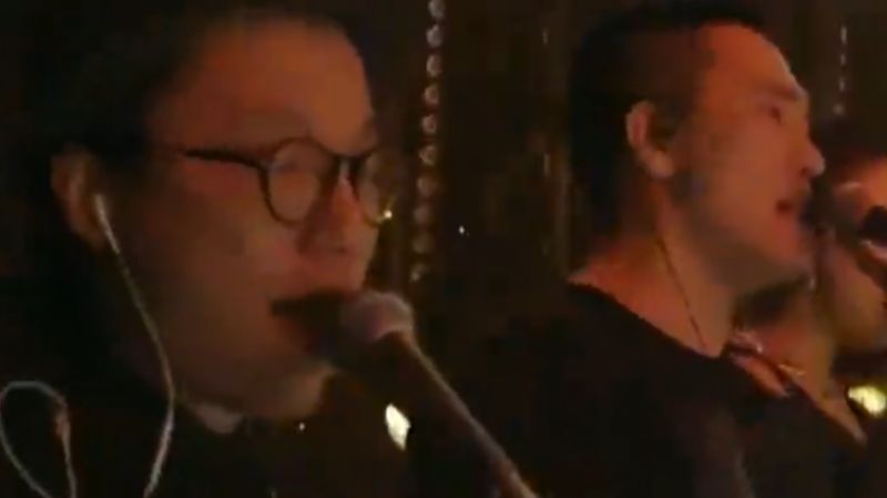 《还珠格格》的主题曲,前奏刚响起,全场观众都起立!