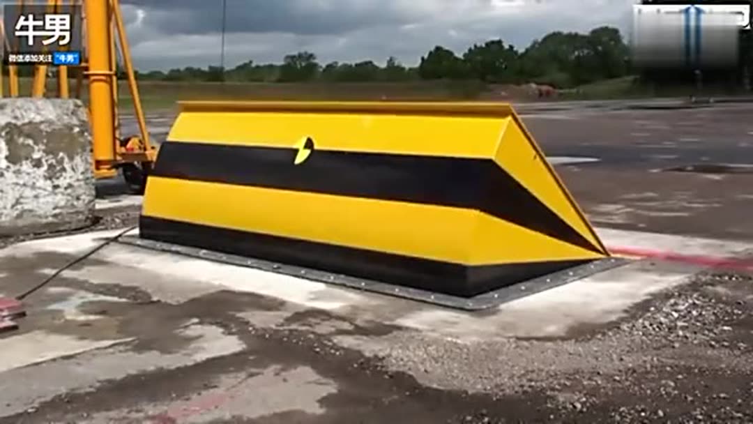 汽车碰撞测试视频 震撼的大货车路障碰撞测试视频