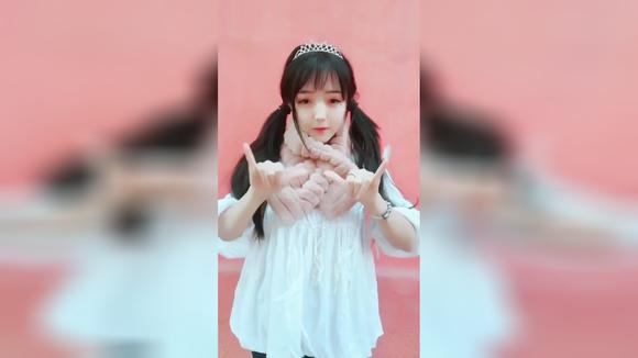 楚楚动人的姑娘表演手指舞,每个动作都那么到位,实在太好看了