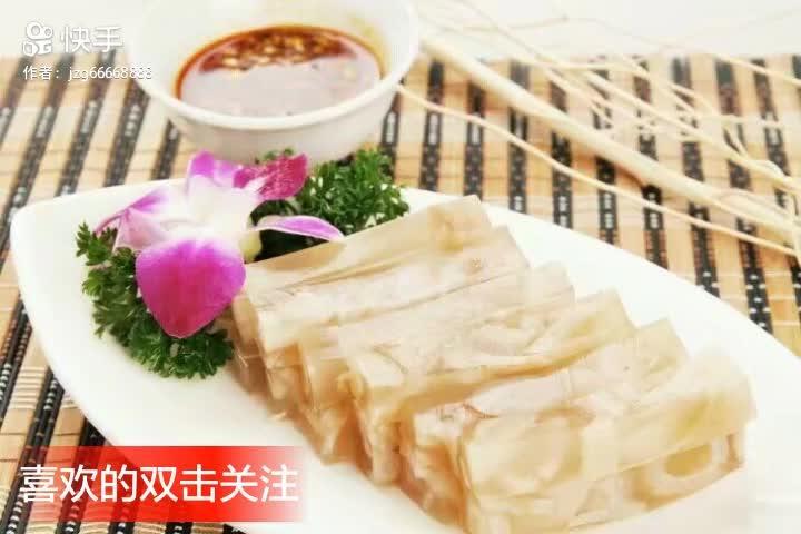 肉皮焯水然后把肉里子用刀刮干净,然后把肉皮切条后放点面碱抓一抓,...